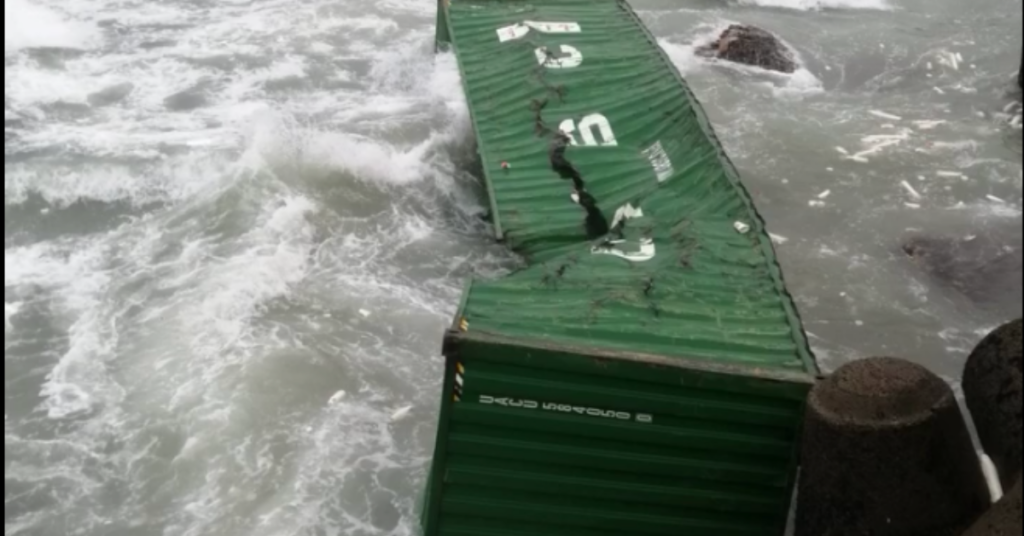 Port de Casablanca: des dizaines de conteneurs à la mer, toutes les ...